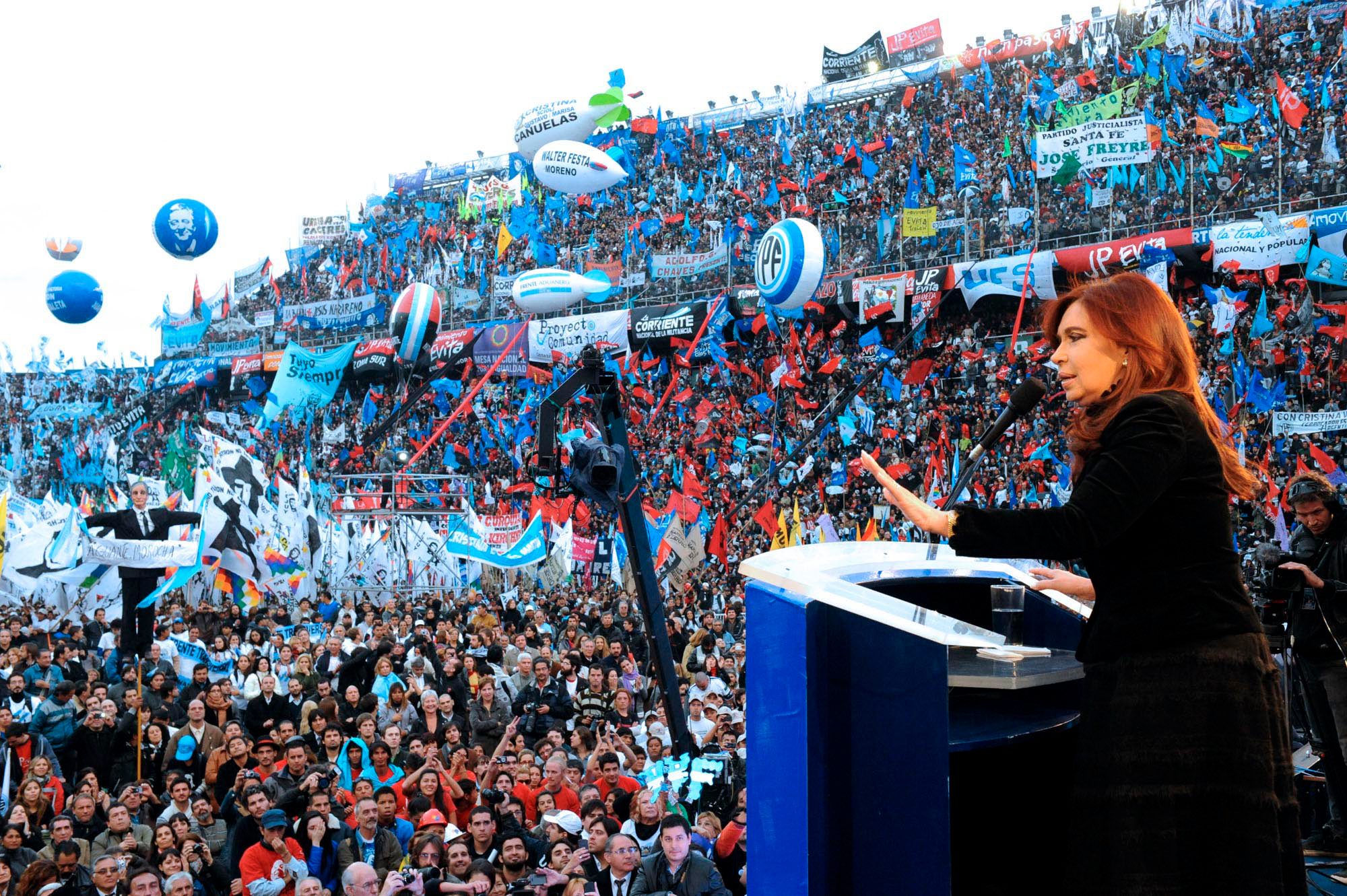 CFK: «Trabajemos juntos, unidos y organizados para construir un país ...